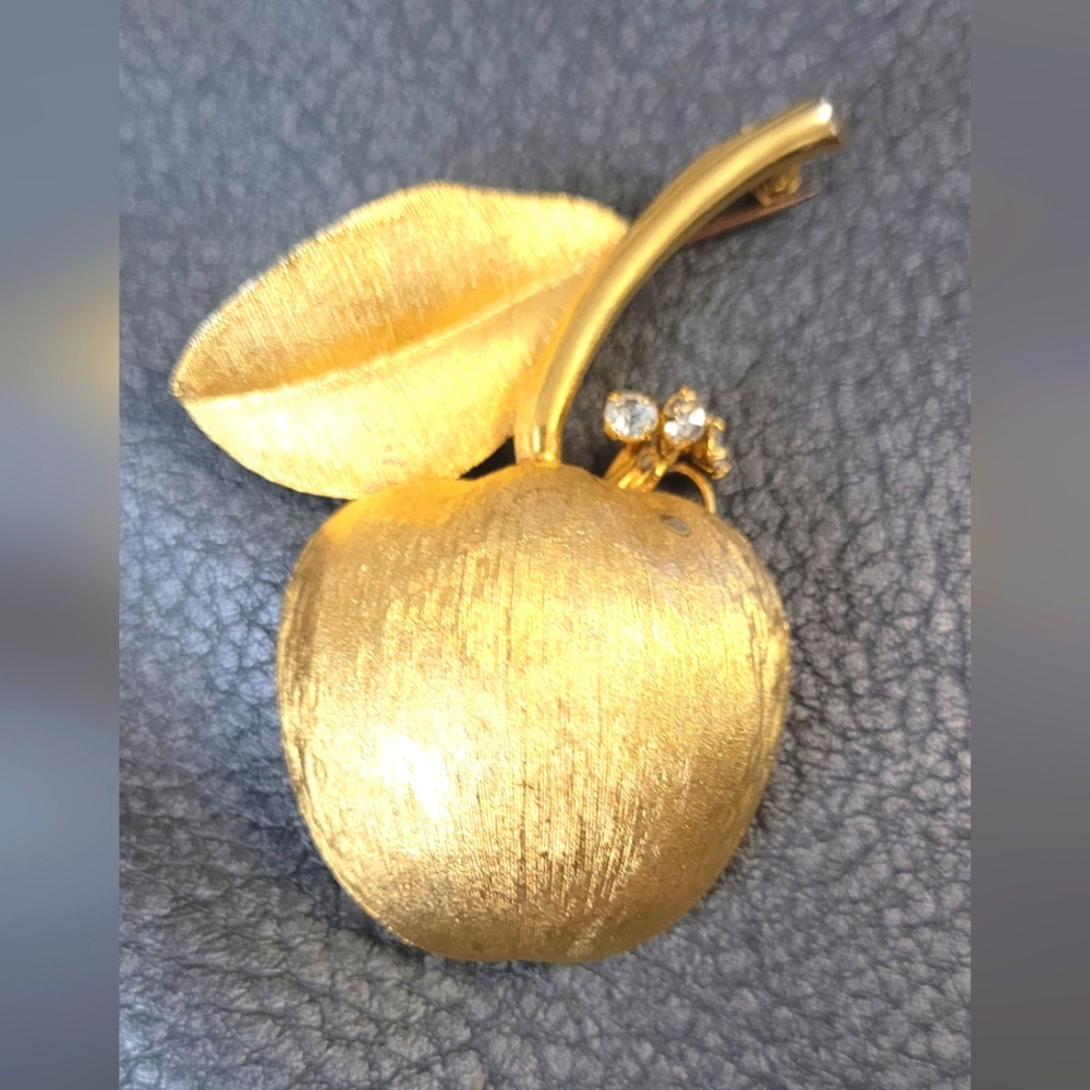 Vintage Richelieu Brooch/Pin Apple - Gem